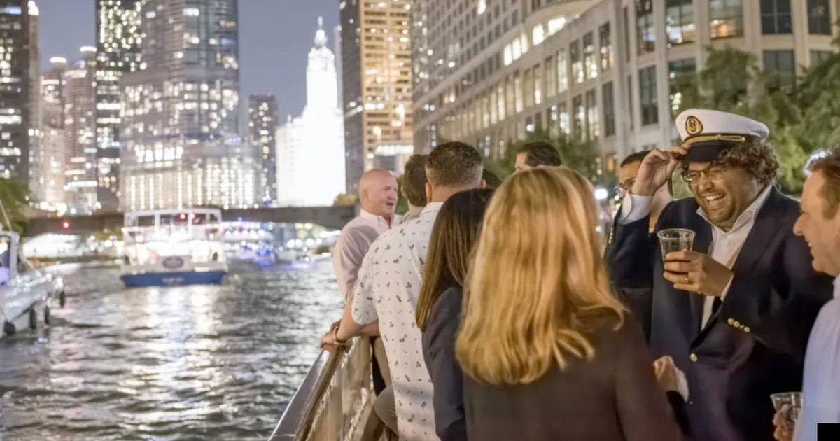 Chicago River: Guided Sunset Cocktail & Architecture Tour | GetYourGuide