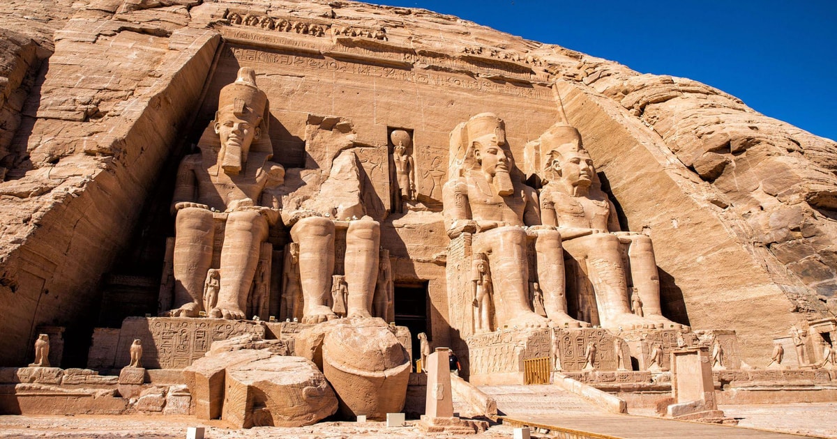 Da Assuan: Escursione di un giorno ai templi di Abu Simbel, Ramses e Nefertari | GetYourGuide