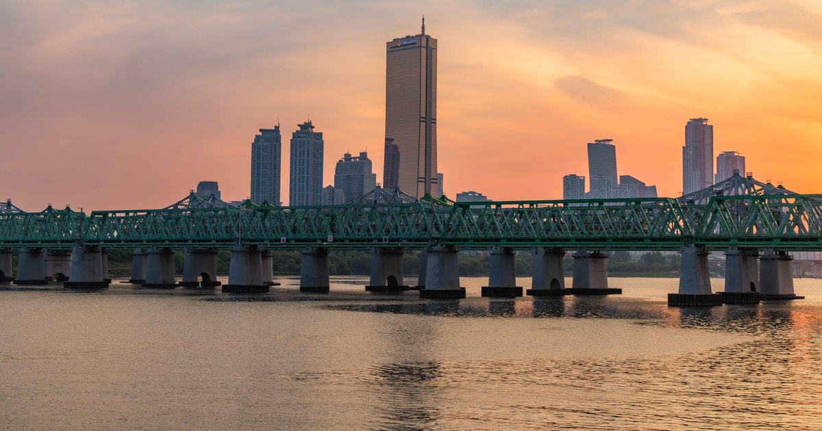 Seúl: recorrido en bicicleta por el río Han al atardecer | GetYourGuide