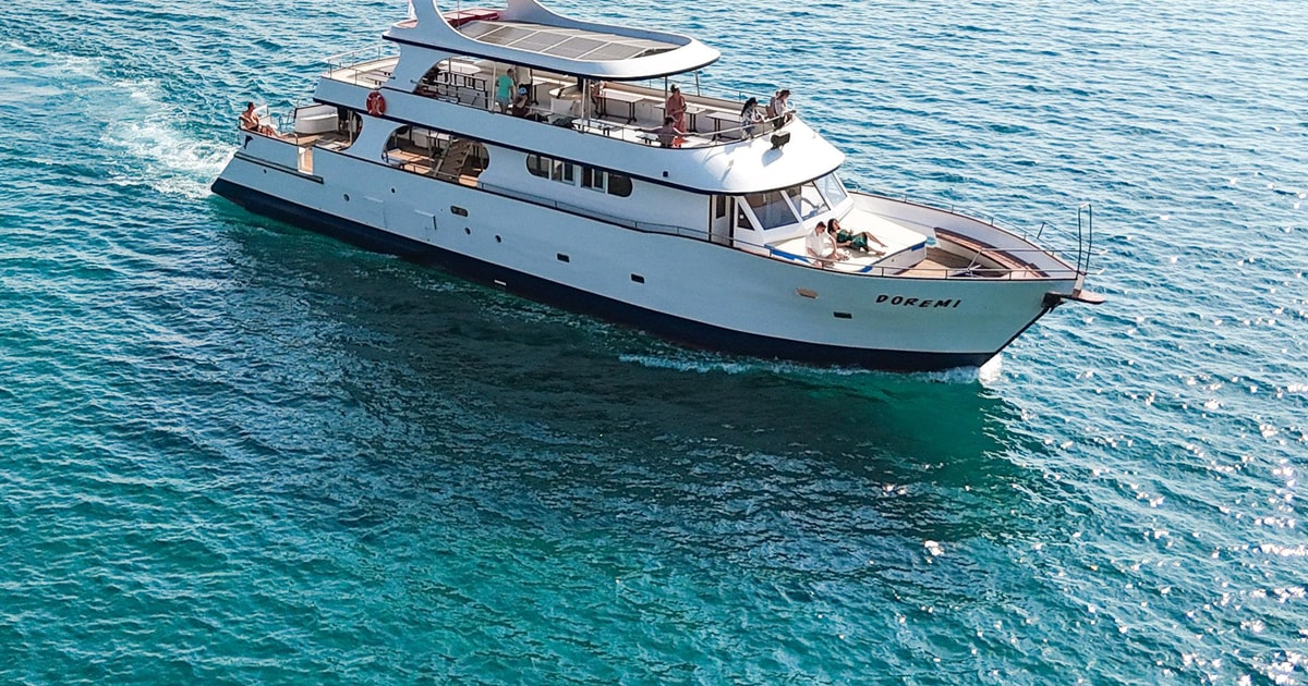 Larnaca: Buchtrundfahrt mit Glasbodenboot und Schnorcheln | GetYourGuide