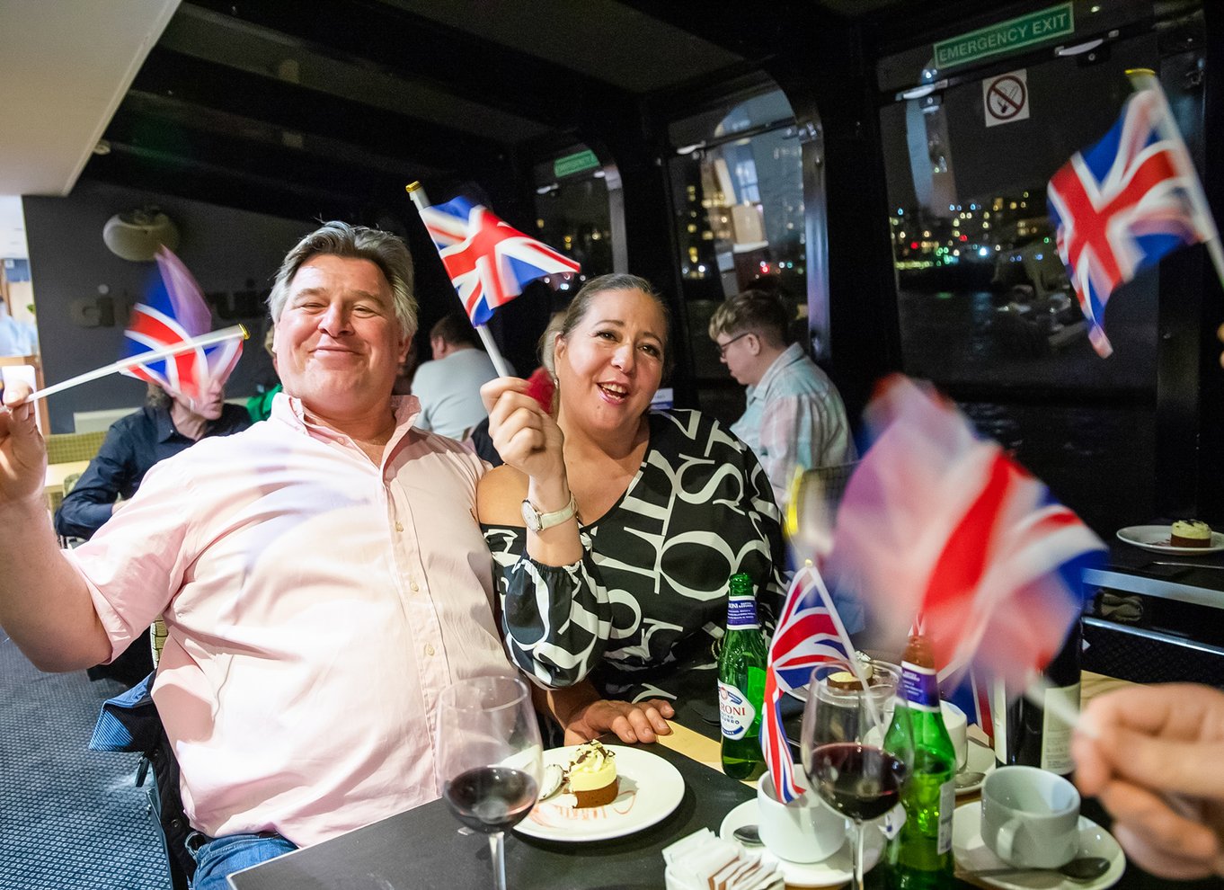 🛳️ London: River Thames Dinner Cruise No booking fee | London Night ...