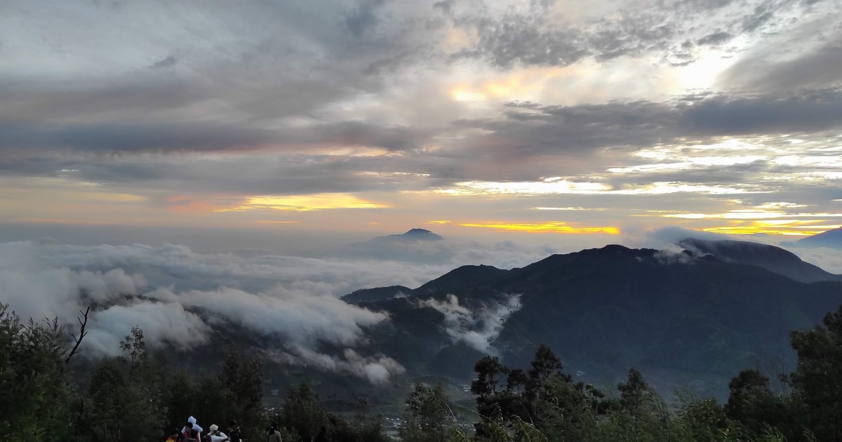 De Yogyakarta: Nascer do sol dourado no platô Dieng com guia | GetYourGuide