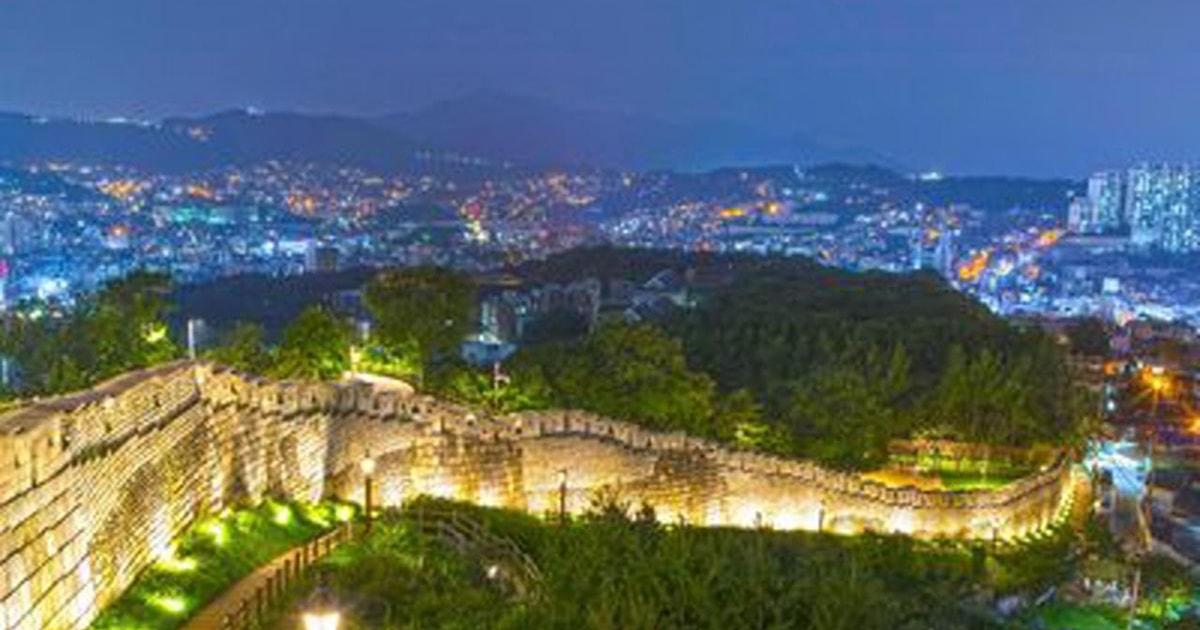 Tour nocturno por Seúl: Parque Naksan y joyas ocultas | GetYourGuide