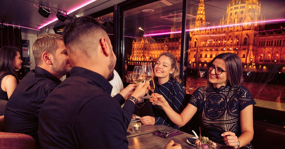 Budapest: 4 fogásos vacsora hajókázás zongorabárral | GetYourGuide