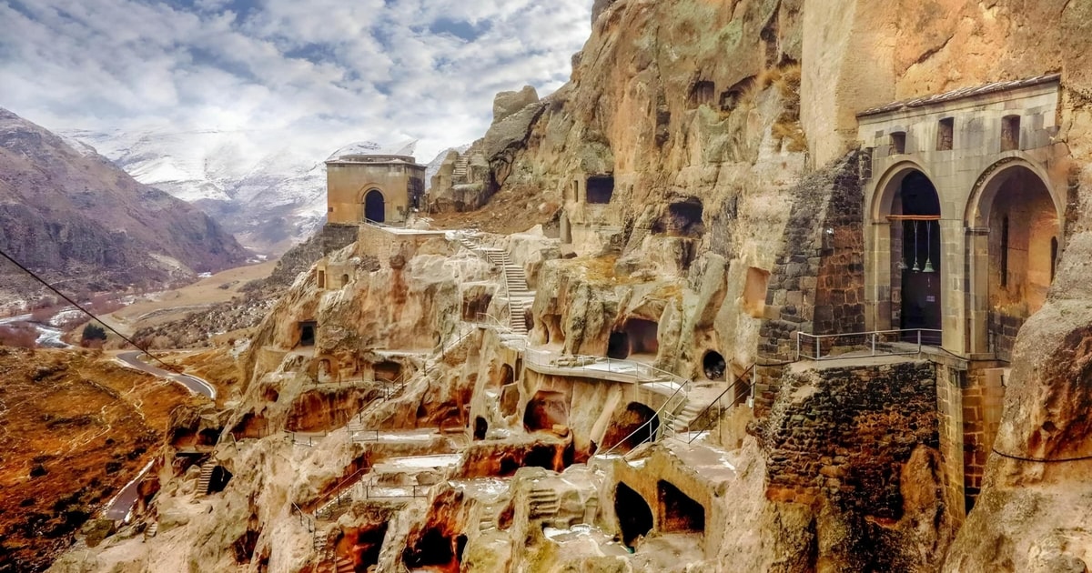 Tbilisi : Borjomi Rabati Vardzia Dagtocht met gidsGroepTour | GetYourGuide