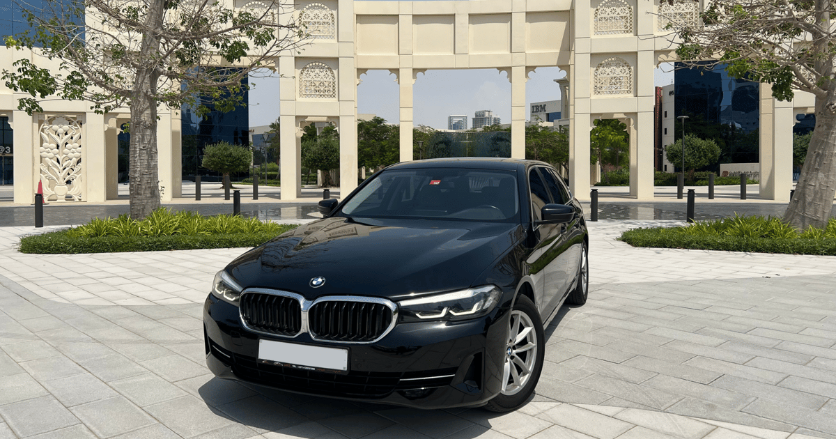 Dubaj: zasebni prevoz do/z dubajskega letališča z BMW 520i | GetYourGuide