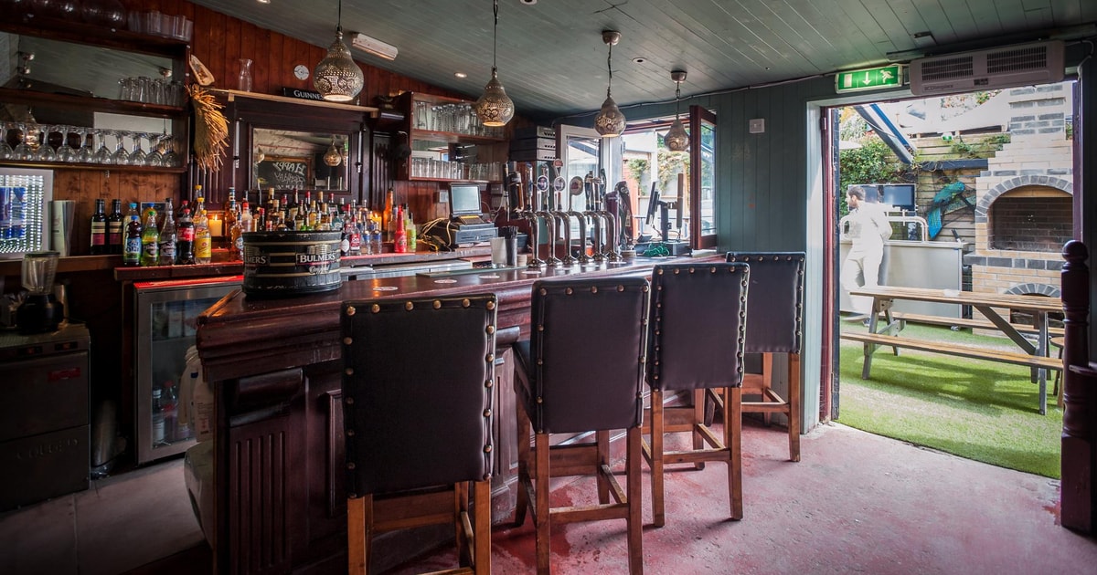 Howth, Dublin: Ierse pub huren met drankjes en eten | GetYourGuide