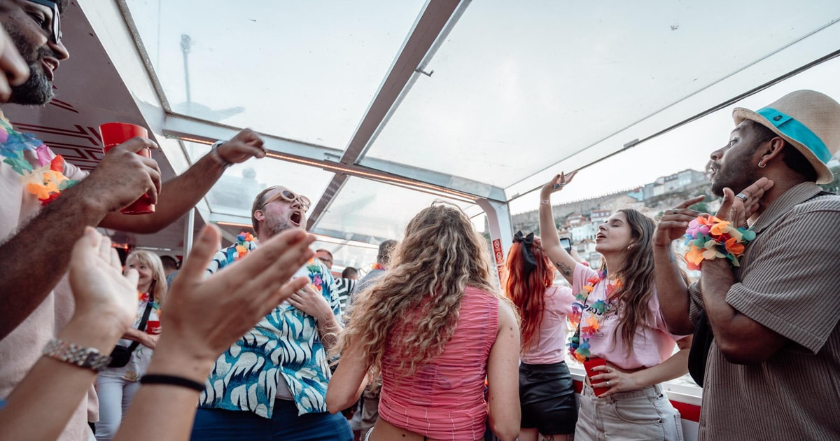 Porto: imprezowa łódź + wyprawa od baru do baru z 8 drinkami, darmowymi shotami i VIP | GetYourGuide