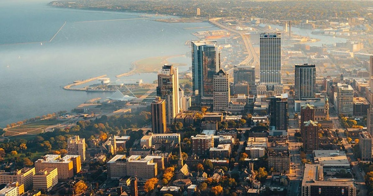 Milwaukee: Skyline Helicopter Ride | GetYourGuide