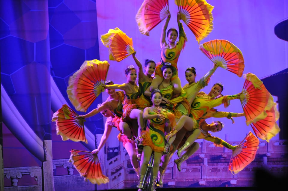 Pechino: Spettacolo acrobatico con cena a base di anatra alla pechinese ...