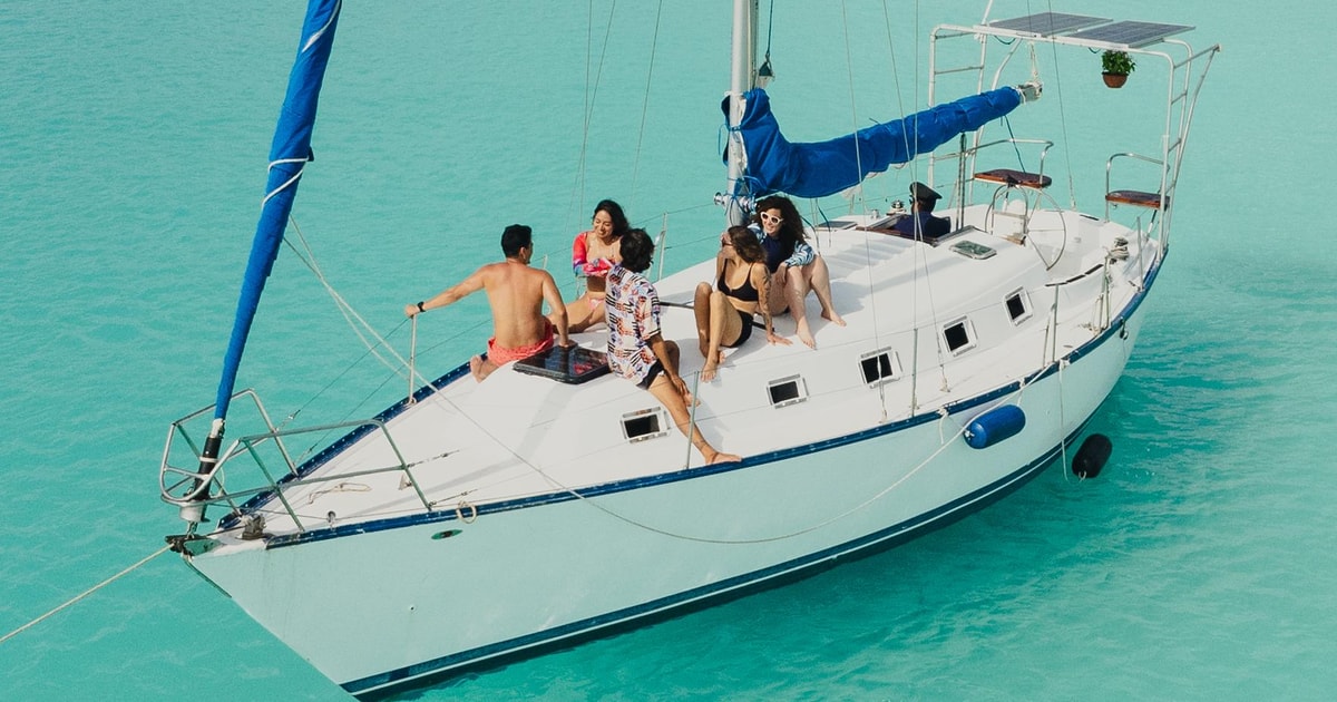 Sejltur i Bacalar-lagunen med åben bar og mexicansk frokost | GetYourGuide