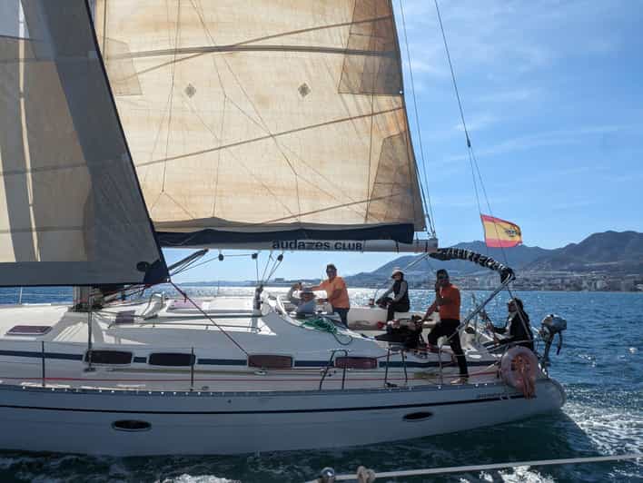 Benalmádena: Vistas de la ciudad al atardecer en un velero privado ...