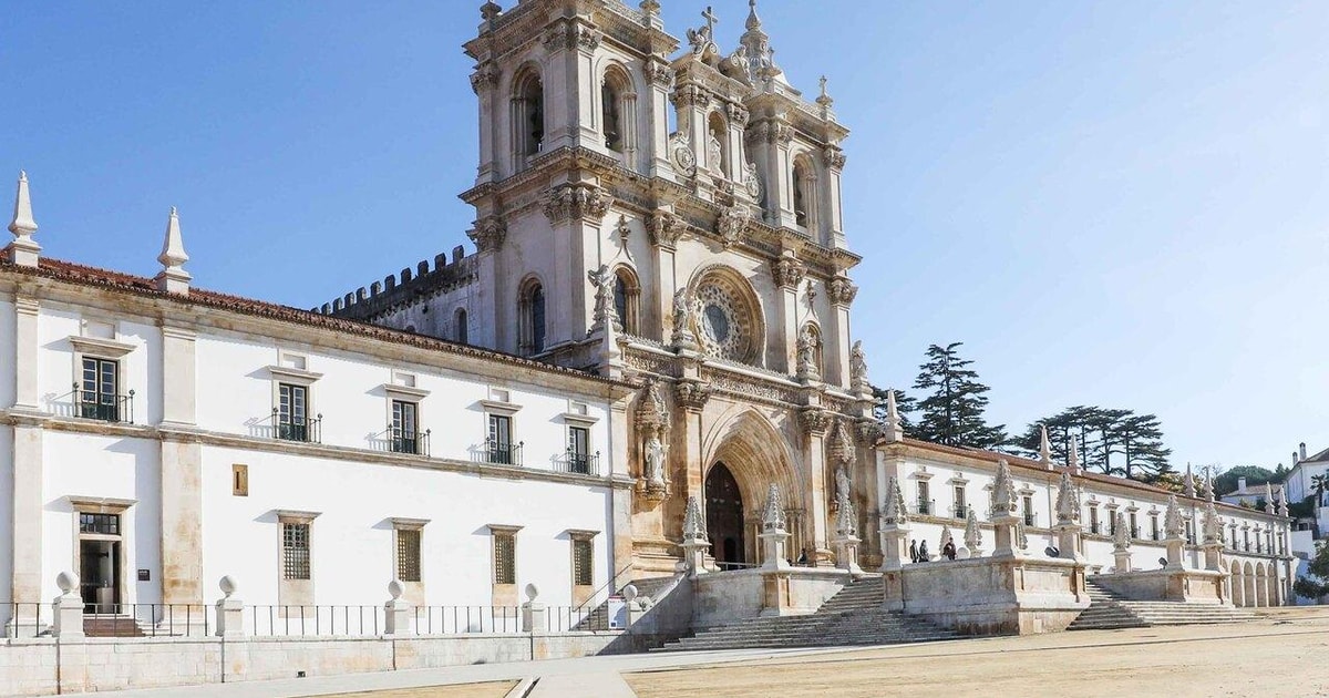 Alcobaça: Entrada al Monasterio de Alcobaça, declarado Patrimonio de la ...