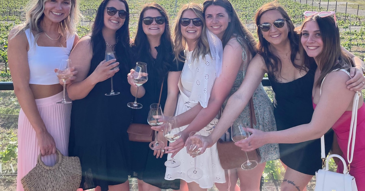 Kelowna: Sunset Sip Wine Tour | GetYourGuide