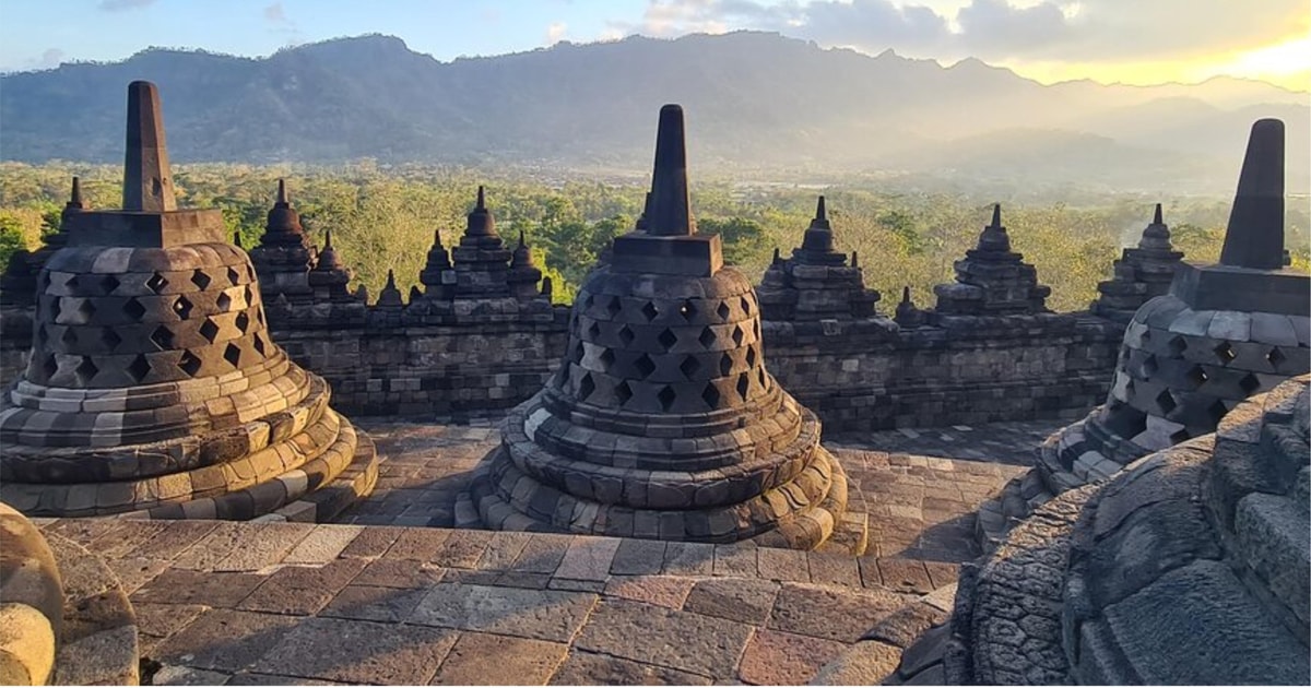 Yogyakarta: Borobudur beklimming, Mt. Merapi & Prambanan tour ...