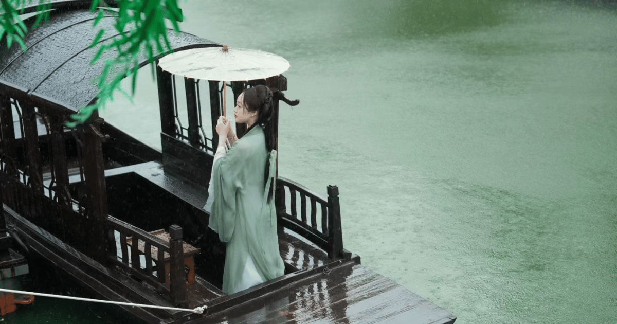 Suzhou: Classical Hanfu Photoshoot on Pingjiang Road | GetYourGuide