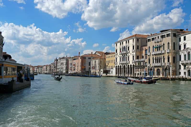 Veneția: Plimbare privată cu gondola pe Podul Rialto | GetYourGuide