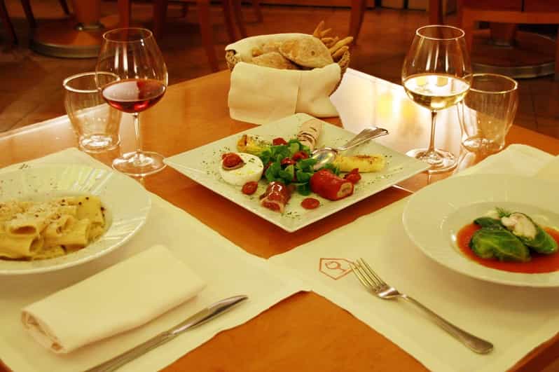 Roma: Vino gourmet y cena en un restaurante de lujo | GetYourGuide