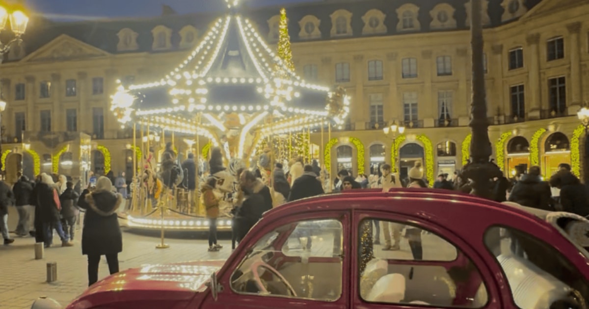 Paris: Christmas Tour in Pink Citroën 2CV | GetYourGuide