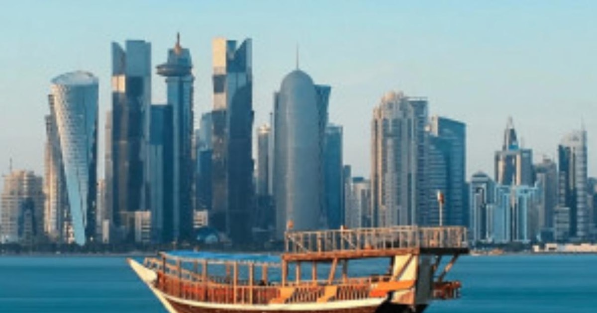 Doha: Traditionelle Dau-Fahrt mit Blick auf Hafen und Skyline ...