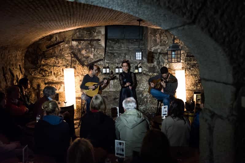 Oporto: espectáculo de fado en directo con copa de oporto | GetYourGuide