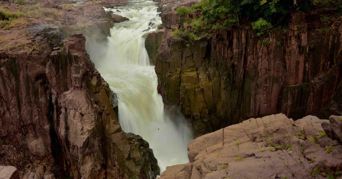 Khajuraho: Tour di mezza giornata con guida alle cascate di Raneh con ...