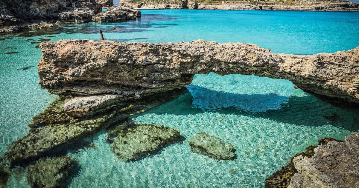 Malta: Tagestour Comino, Blaue Lagune und Meereshöhlen | GetYourGuide