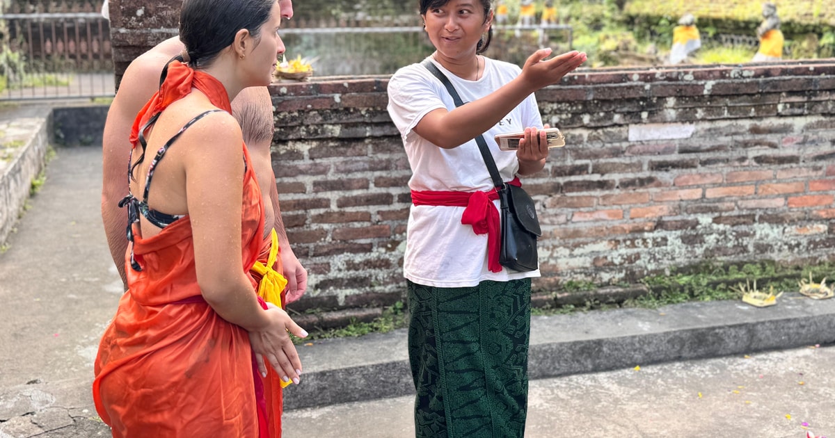 Ubud: ritual de purificación del agua con un guía local | GetYourGuide