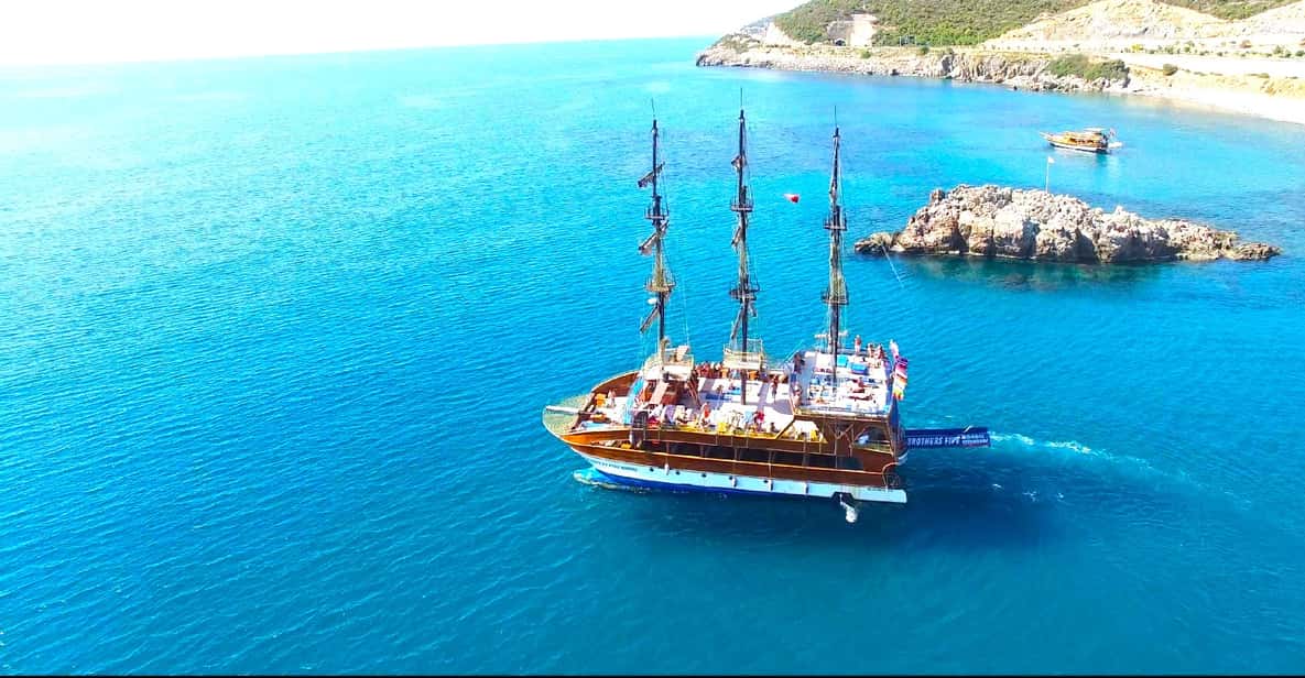 Alanya: Catamaran boottocht met zonnen en zwemmen | GetYourGuide