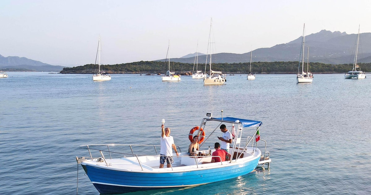 Olbia: Aperitif auf einem Boot bei Sonnenuntergang an der Costa ...