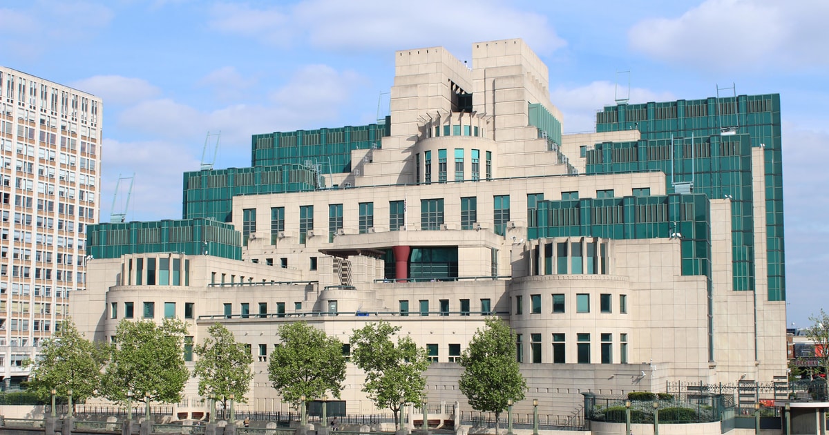 London: James Bond Filming Locations Bustour | GetYourGuide