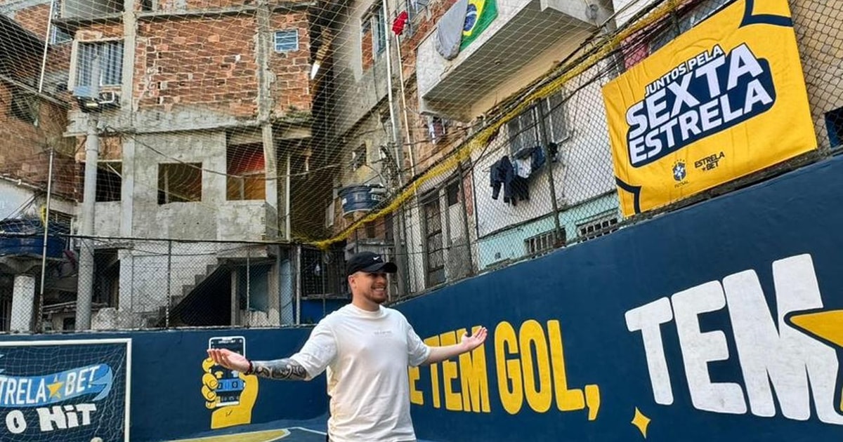 Rio de Janeiro: FIFA Street Court Favela Tour | GetYourGuide