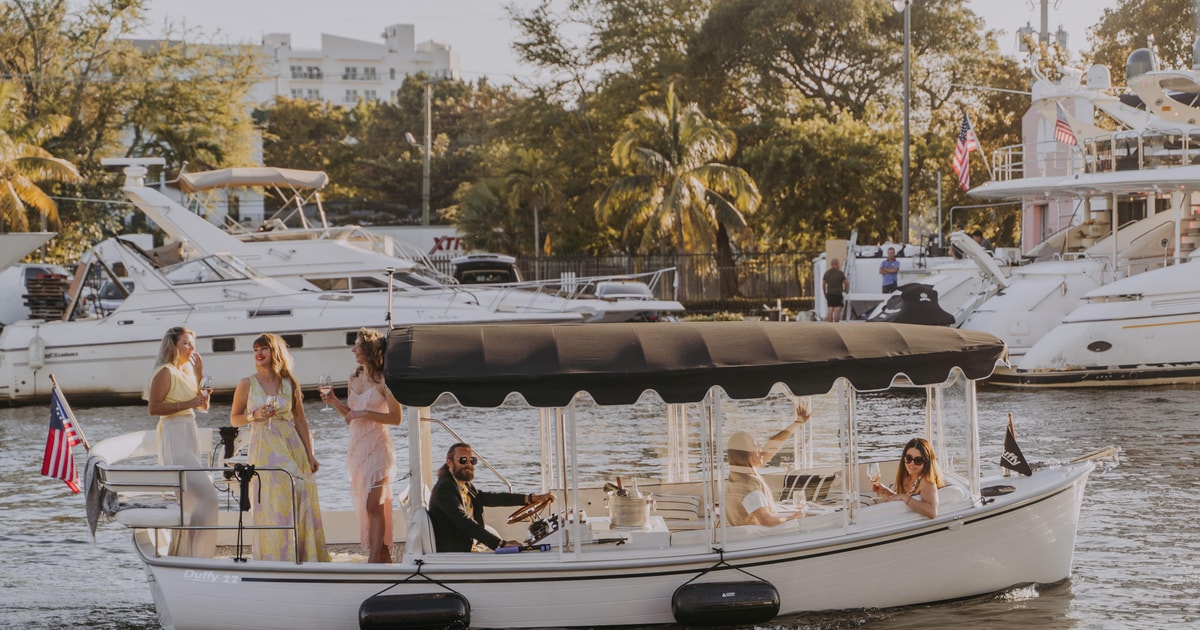 Miami: Crucero en barco de lujo con vino y tabla de embutidos ...