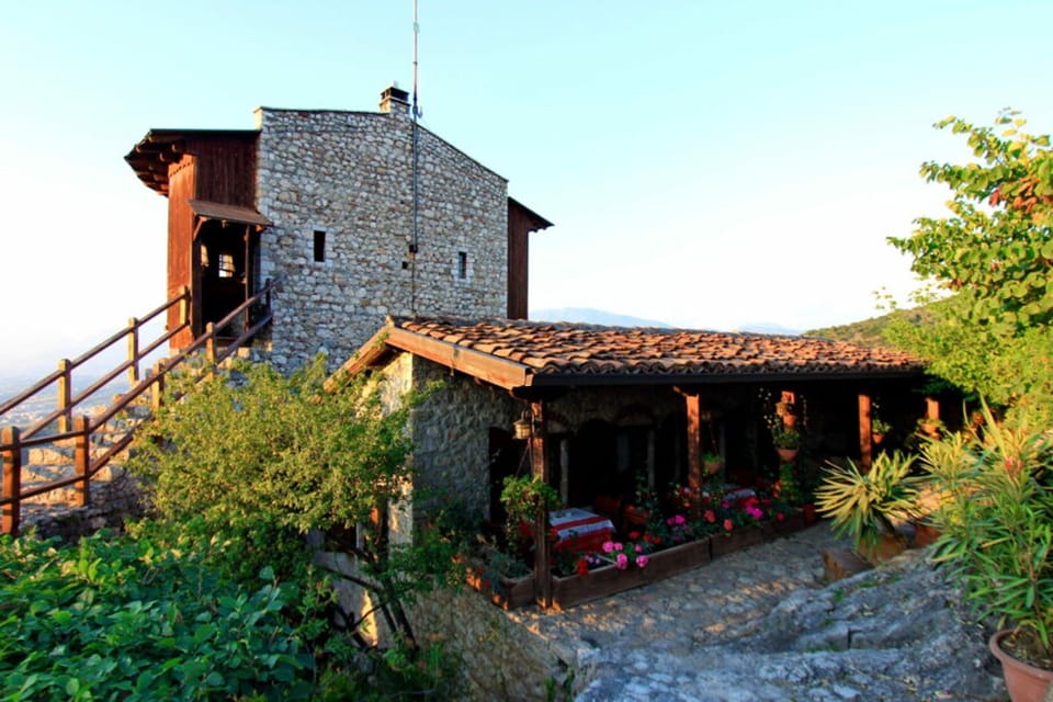 Petrelë: Bezoek het kasteel van Petrela en maak een ritje met een Zip ...