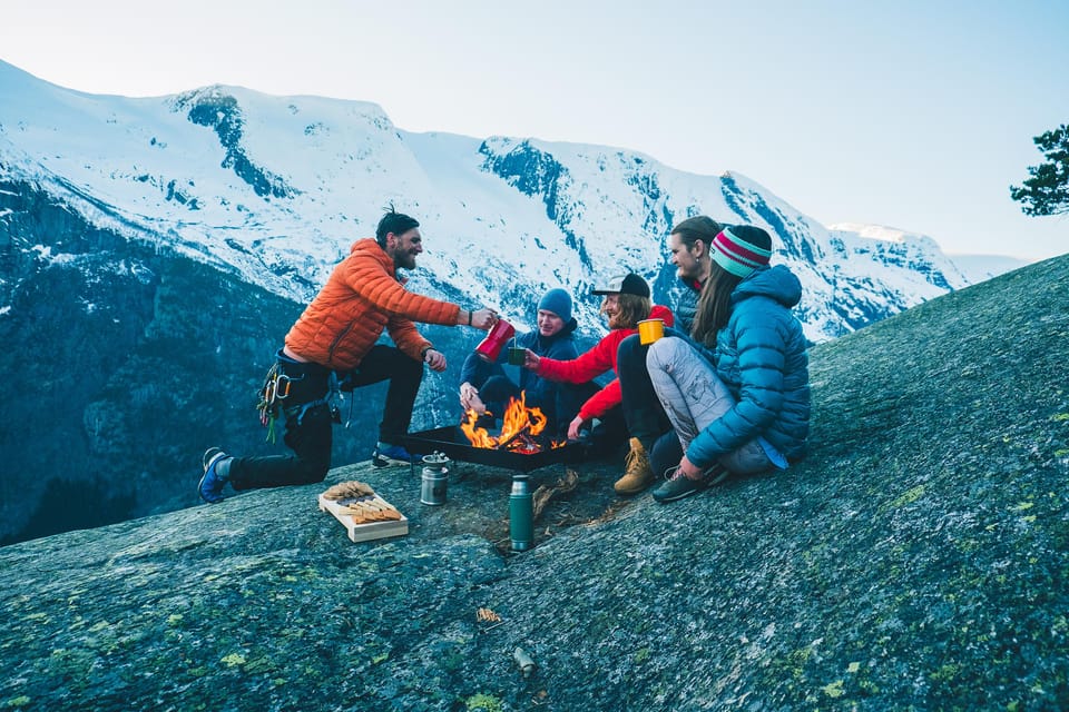 Nyd en picnic på en klippe i Norges fjordlandskab | GetYourGuide