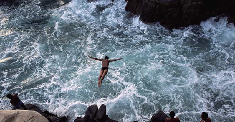 *Acapulco High Cliff Divers with 2 Drinks by Night | GetYourGuide
