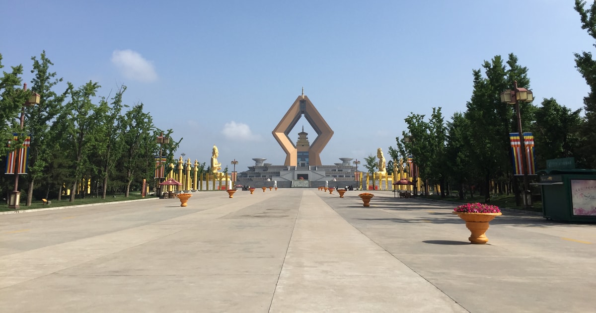 Vanuit Xi'an: Dagtrip naar Famen Tempel & Qian Mausoleum | GetYourGuide