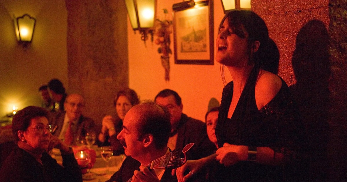 Tour de Fado con todo incluido: Espectáculo y Cena. Lisboa de Noche ...