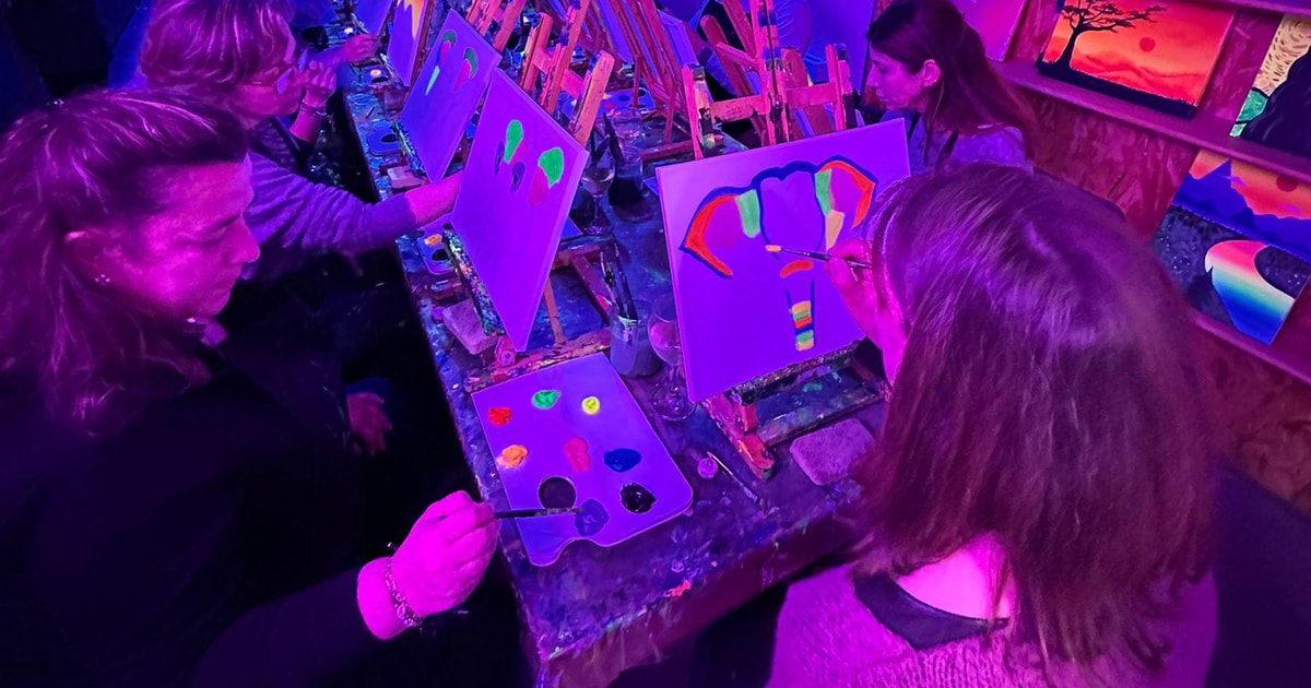 Málaga: Clase de Paint and Sip de la Academia Wine Gogh Glow | GetYourGuide