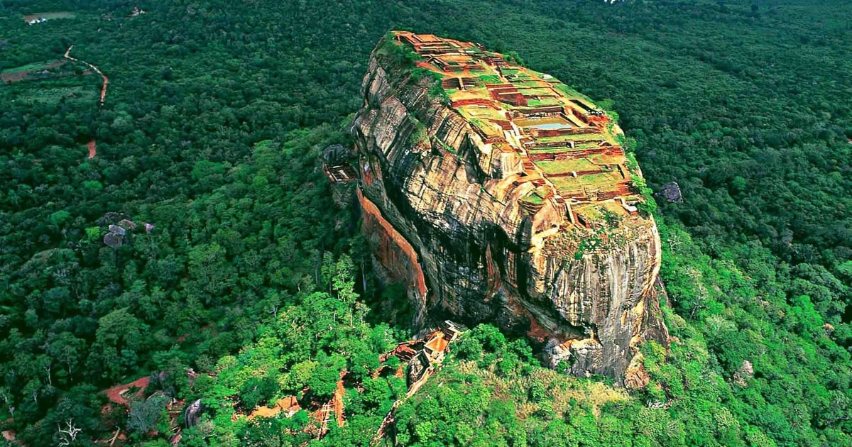 Kandy: Sigiriya Fort & Grotten Tempel Privétour van een hele dag ...