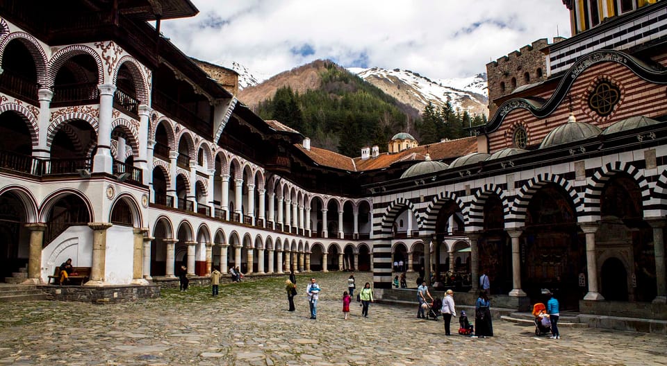 Desde Sofía: Excursión de un día al Monasterio de Rila | GetYourGuide