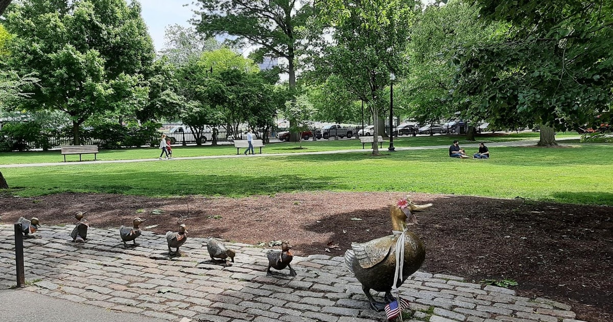 Un viaje en el tiempo: tour a pie y en coche por Boston | GetYourGuide