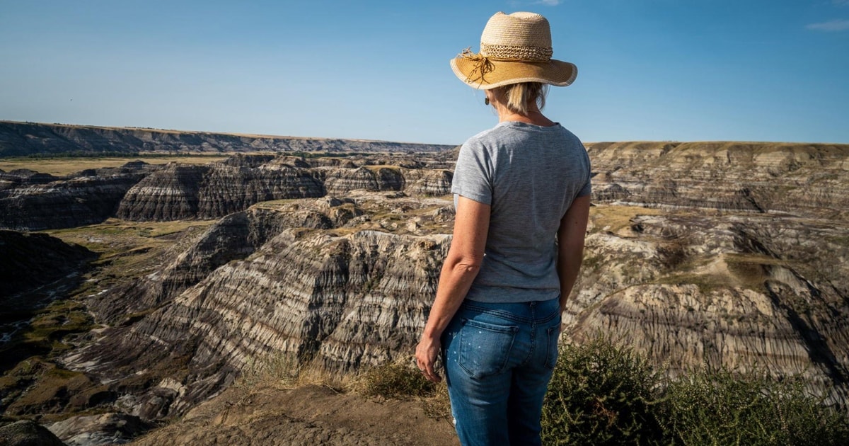 Calgary: Guided Drumheller Small Group Tour Museum, Hoodoos | GetYourGuide