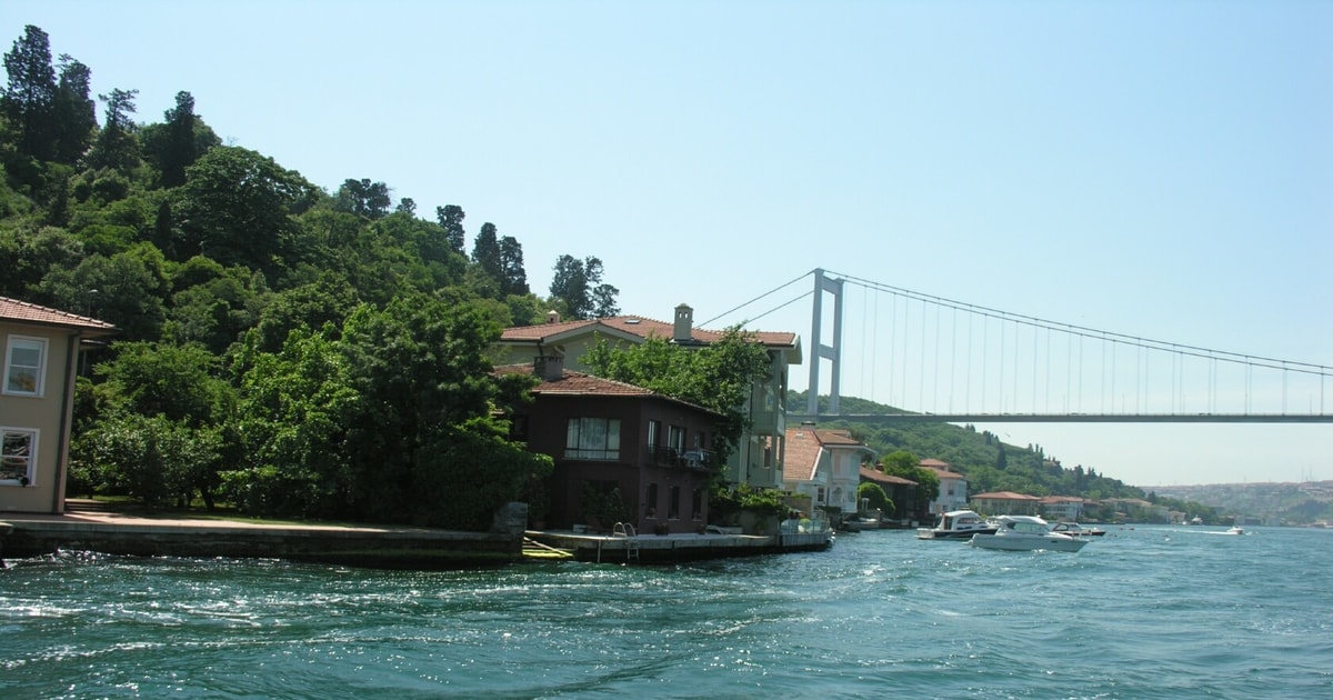 Estambul: Visita turística del Bósforo en barco con guía | GetYourGuide