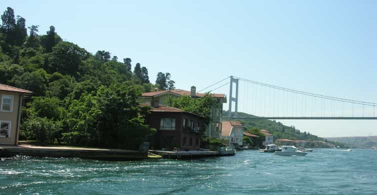 Estambul: Visita turística del Bósforo en barco con guía | GetYourGuide