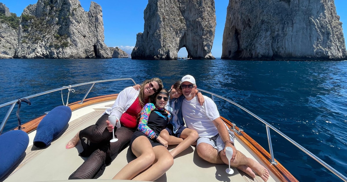 Capri: Øtur med båd og valgfrit besøg i Den Blå Grotte | GetYourGuide