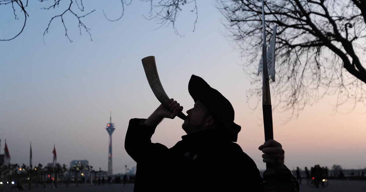 Düsseldorf: Guided Tour with a Night Watchman | GetYourGuide