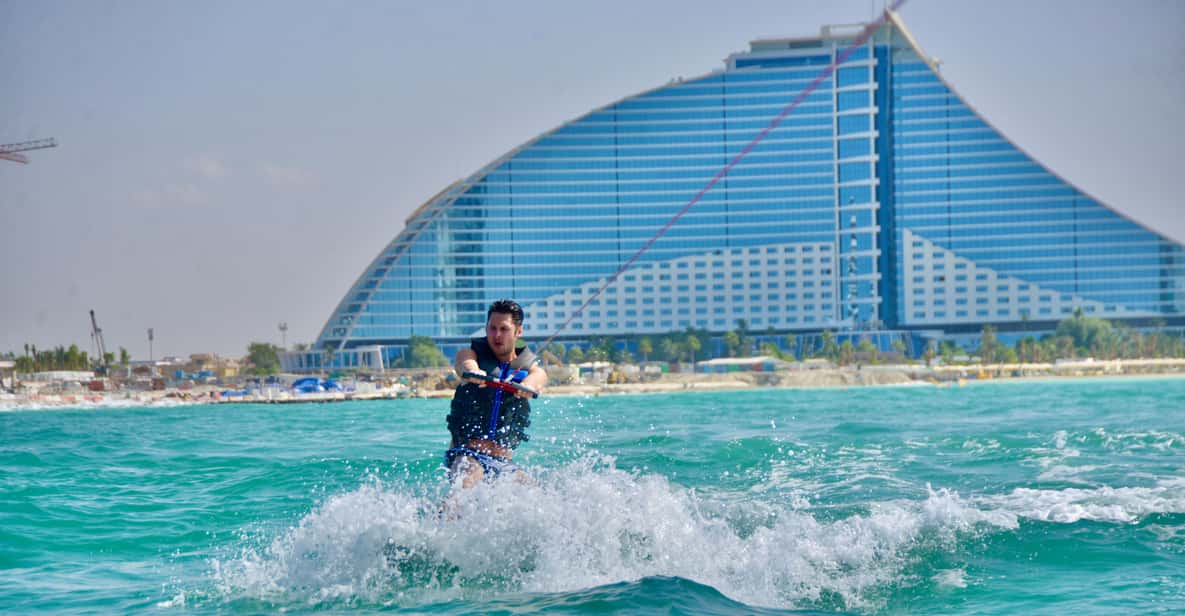WakeBoard: Stå på ski på Dubais havvand på wakeboard | GetYourGuide