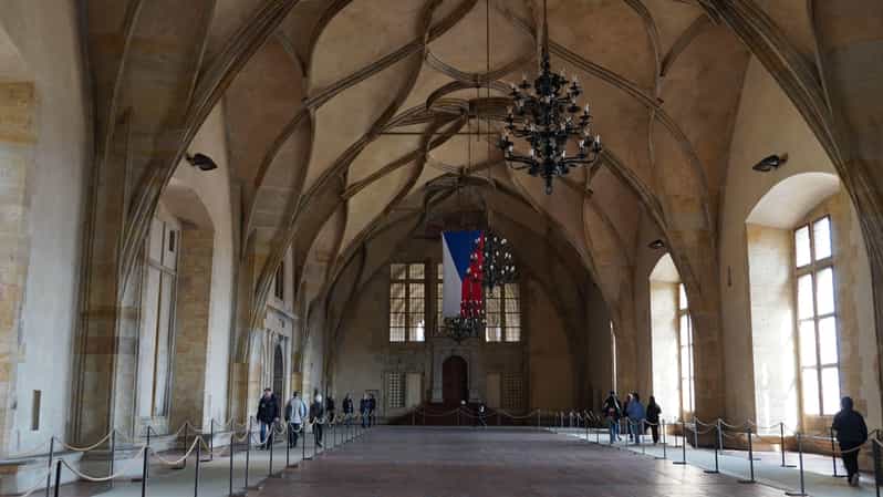 Komplett rundtur i Prags slott (liten grupp) | GetYourGuide