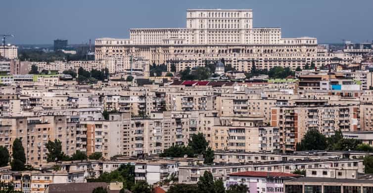 Bucarest: Recorrido comunista en bicicleta | GetYourGuide